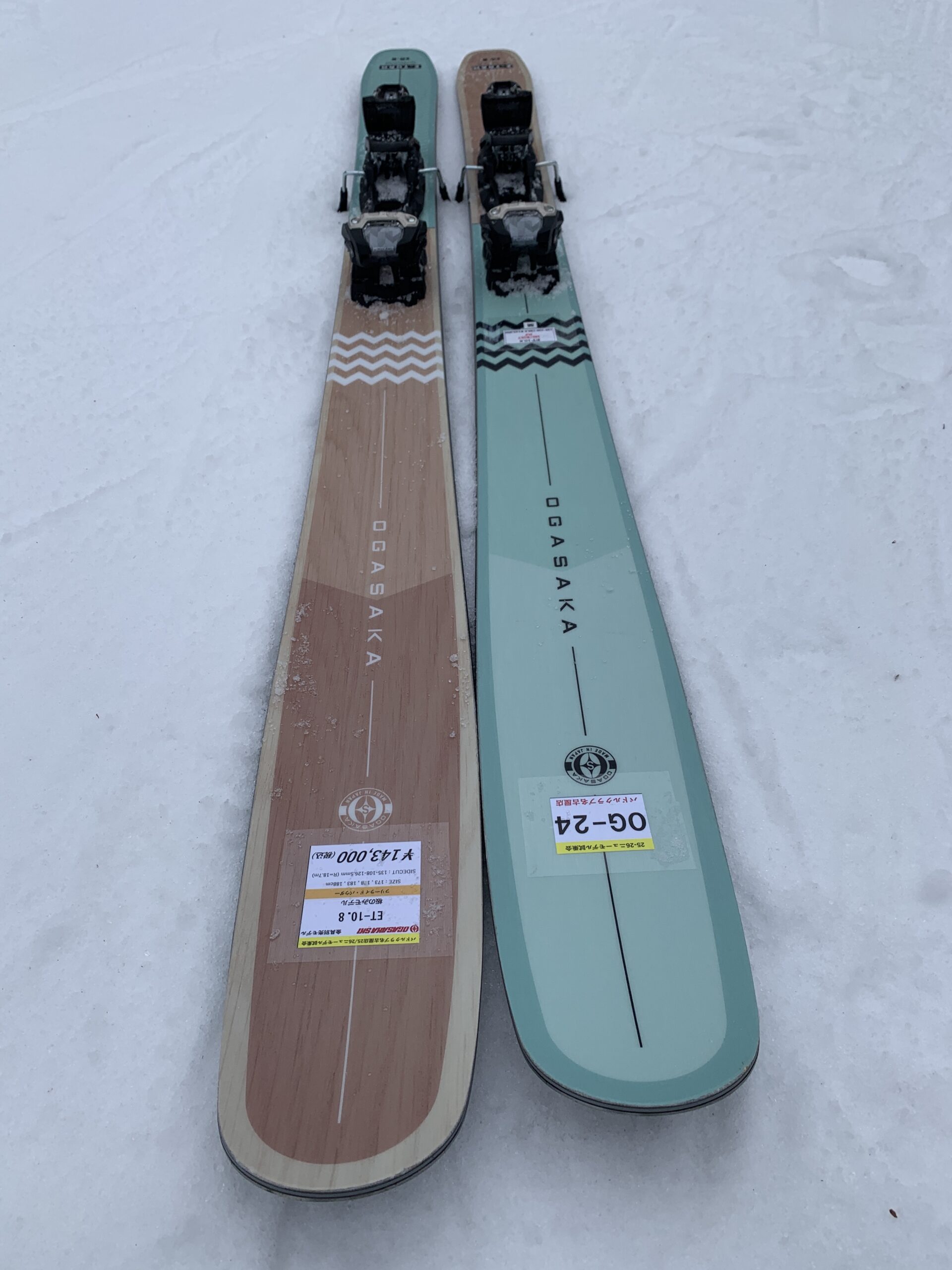 小賀坂スキーのパウダーモデルのE-TURN10.8に乗ってみました。しなやかなフレックスが深雪での気持ち良いスキーを体験させてくれそうです ...